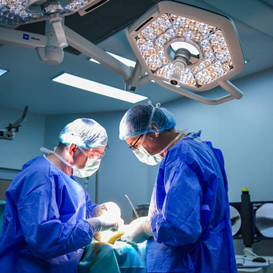 Dr. Codrin Huszar | Ortopedie și traumatologie | SANADOR