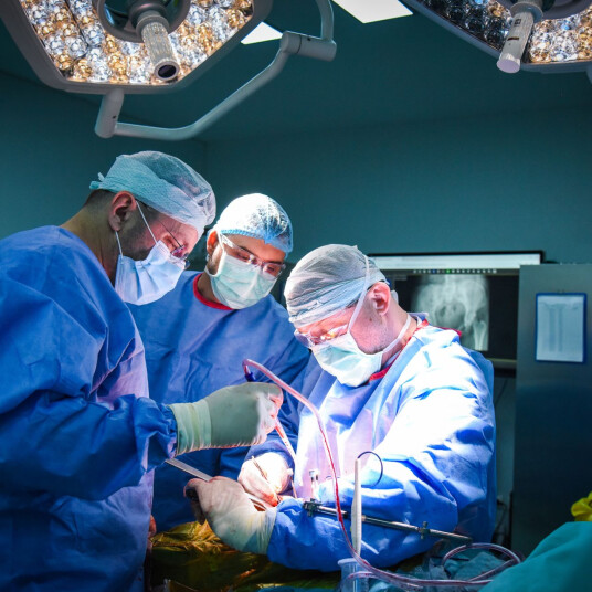 Ortopedie și traumatologie SANADOR | Tehnici chirurgicale moderne